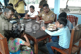 කුසට අහරක් ඉල්ලා පොලීසියට පැමිණි දරුවන් තුන් දෙනෙකුගේ අනුවේදනීය කතාව ...