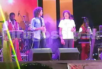කටුනේරිය උපන් ගමේ එකම වේදිකාවක කීංස්ලි පීරිස් පුතා එක්ක ගී ගැයූ හැටි ...