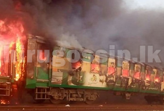 පාකිස්ථානයේ දුම්රියක් හදිසියේම ගිනිගනී - 65ක් මරුට 39කට තුවාල Video ...