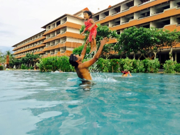 කාලෙකින් එළියට ආව නිමන්ති පෝරගේ නිවාඩු ගත කරන්න ගියපු හික්කඩුව ටුවර් එක ...