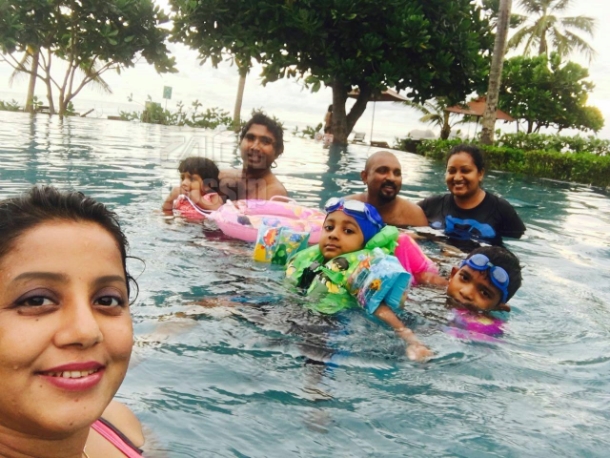 කාලෙකින් එළියට ආව නිමන්ති පෝරගේ නිවාඩු ගත කරන්න ගියපු හික්කඩුව ටුවර් එක ...