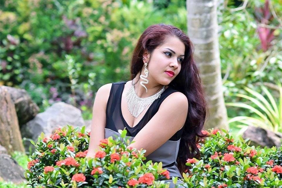 බුකිය රත් කරන පියුමි හංසමාලි අලුතෙන් කරන්න හදන වැඩේ - Photos - Piyumi ...