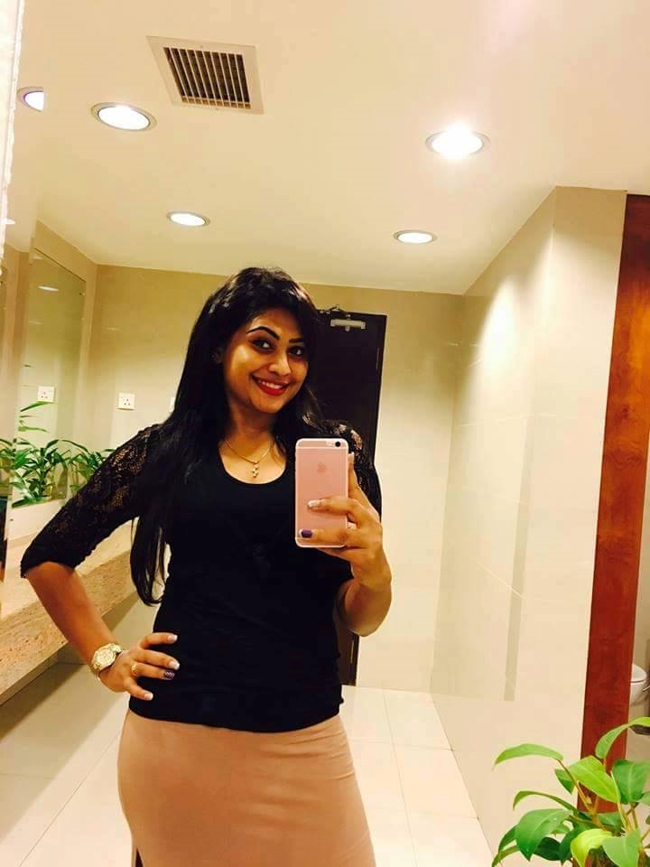 බුකිය රත් කරන පියුමි හංසමාලි අලුතෙන් කරන්න හදන වැඩේ - Photos - Piyumi ...