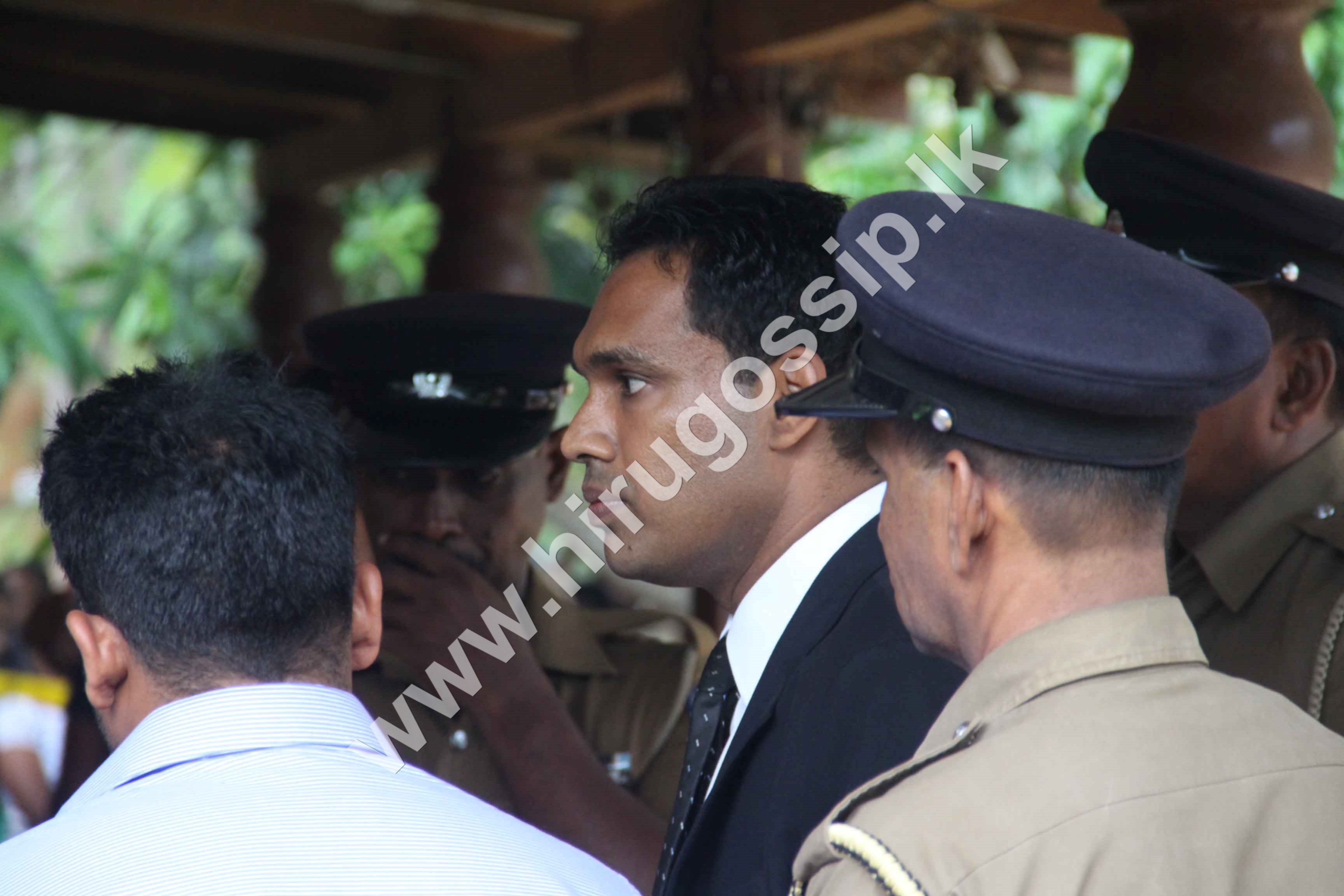 අත් ගැටගසා ගල්ගමුවේ සිසුවියට බේබදු කාමාතුරයෙකු කරපු අහස පොළොව නුහුළන ...