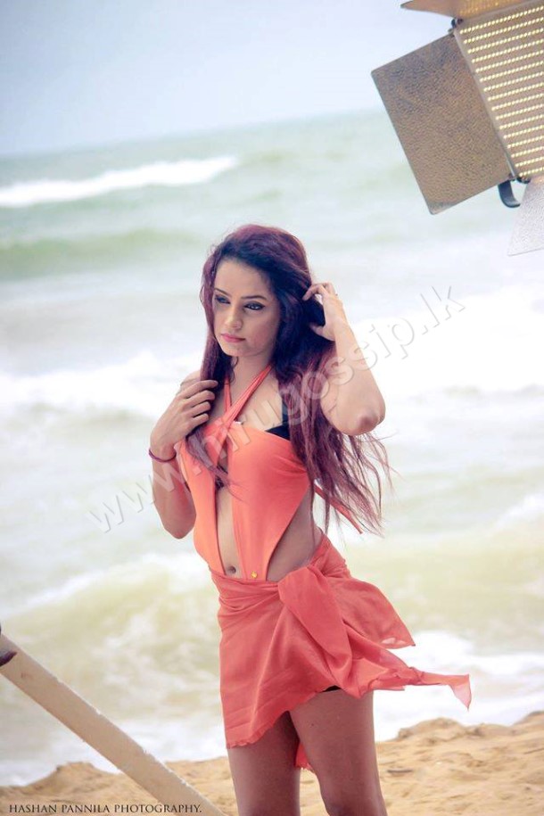 බුකිය ගිනියම් කරමින් වීඩියෝවක සරාගී දර්ශන පෙළක් රඟපෑ නිශාදි ඒ ගැන කියන කතාව - Photos - Nisadi ...