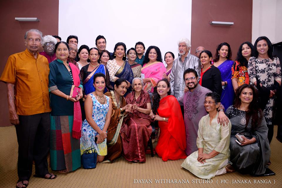 කලා ලොවේ සුපිරි තරු එකතුවුණු ප්‍රවීණ රංගන ශිල්පීනි අයිරාංගනී සේරසිංහගේ ...