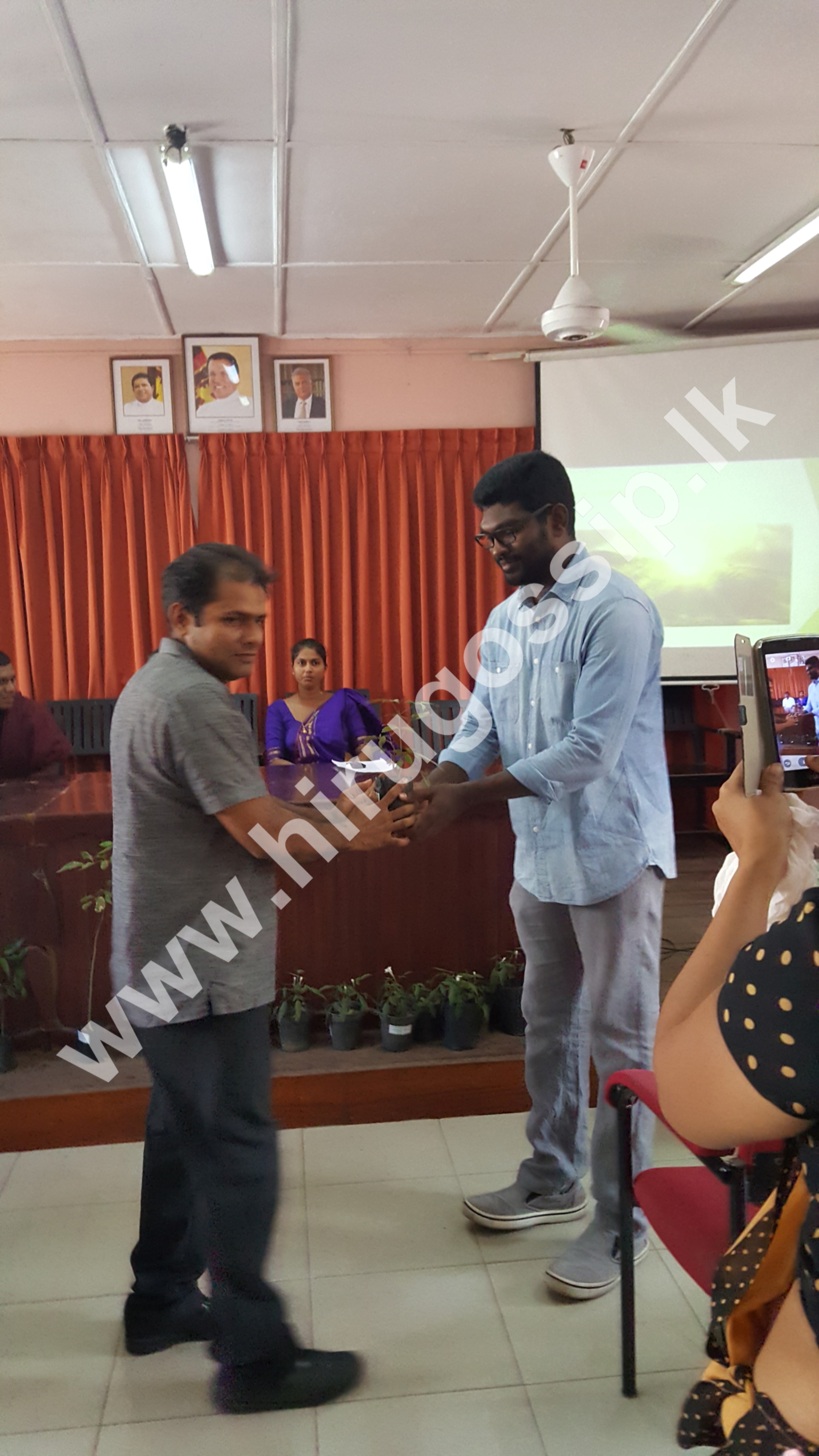 වනාන්තර විනාශ කරන මිනිසුන් ඉන්න රටේ අනාගතය වෙනුවෙන් පැළ බෙදාහරින වෛද් ...
