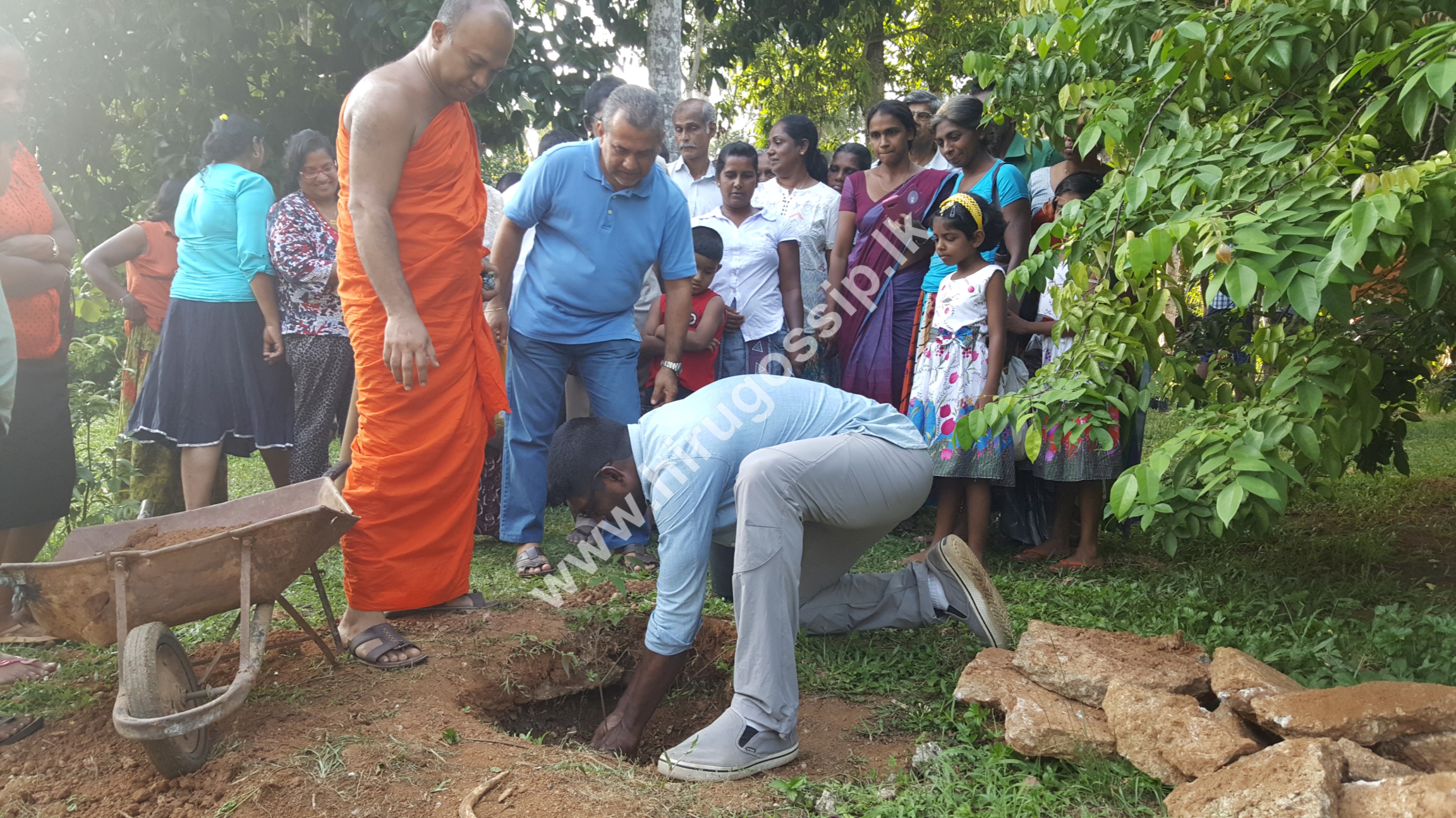 වනාන්තර විනාශ කරන මිනිසුන් ඉන්න රටේ අනාගතය වෙනුවෙන් පැළ බෙදාහරින වෛද් ...