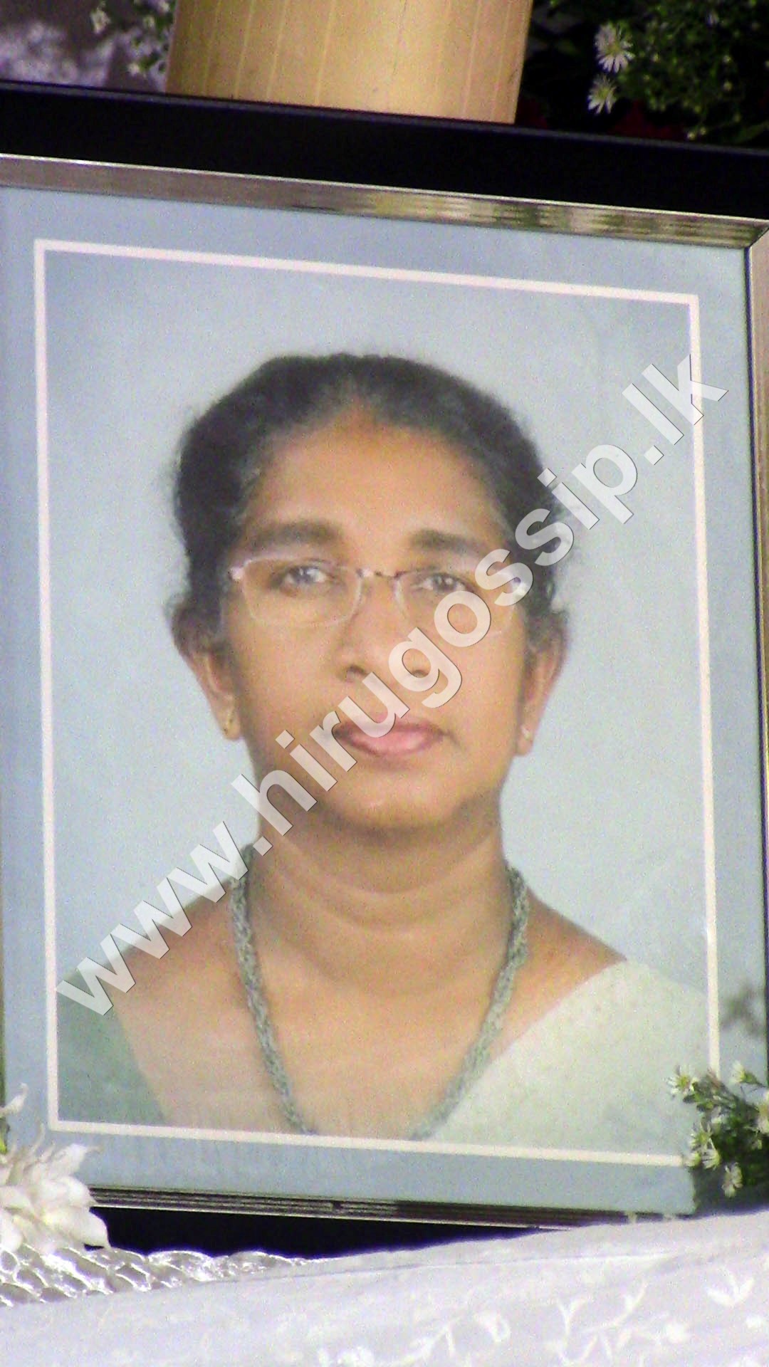 ගිනිගල ගමම හඬවමින් ඩෙංගු මාරයාට බිළි වූ හිතහොඳ දොස්තර නෝනාගේ කඳුළු කතාව ...