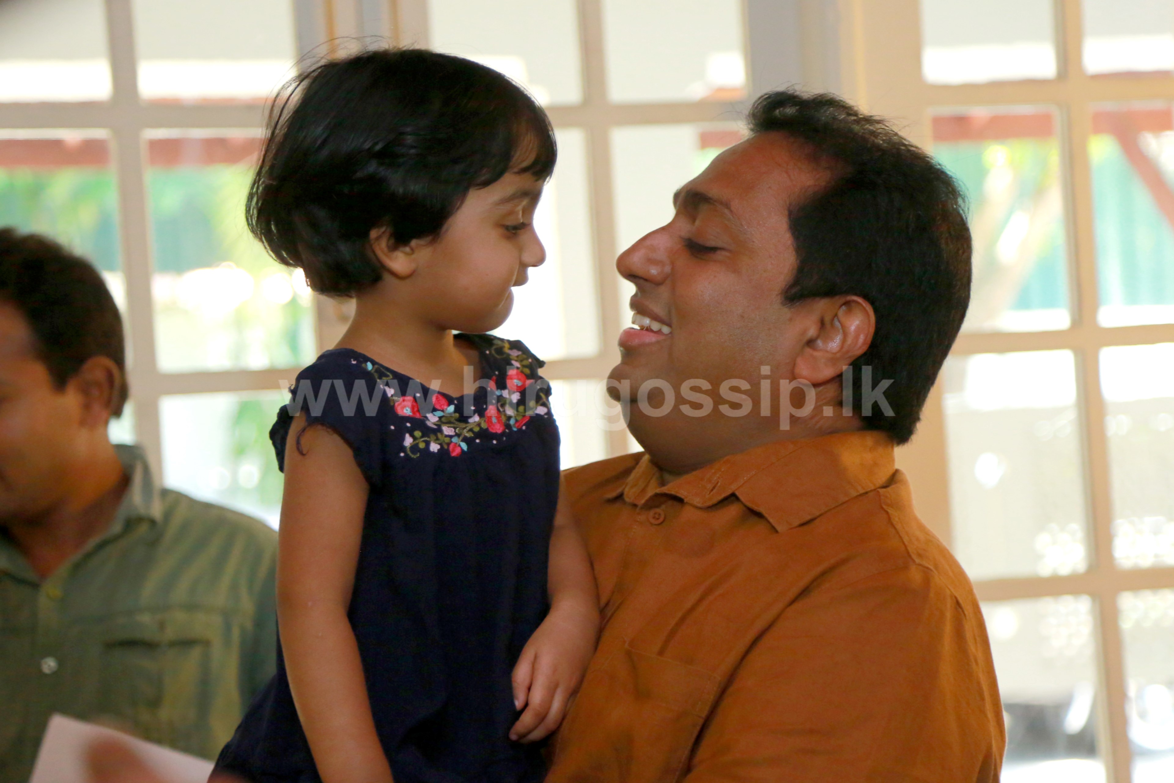 එජාප නියෝජ්‍ය මහලේකම් අකිලගේ සොඳුරු කැදැල්ල මාධ්‍යවේදීන්ගේ කැමරාවට ...