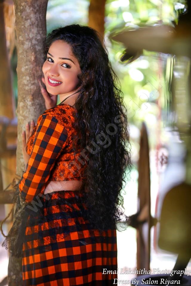 "විවාහ වෙන්න නම් ඕනේ, දැන් කලවයසත් හරි කියලා ගෙදරිනුත් කියනවා" සිනෙති ...