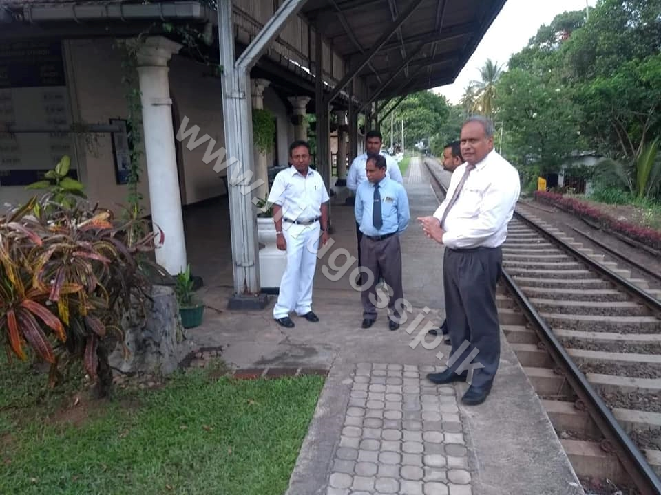 "මල්පැළ උගුල්ලා දැමීමෙන්, මල් පෝච්චි කඩමින්, කුණු ගෙනැවිත් දමමින් මා හට ...