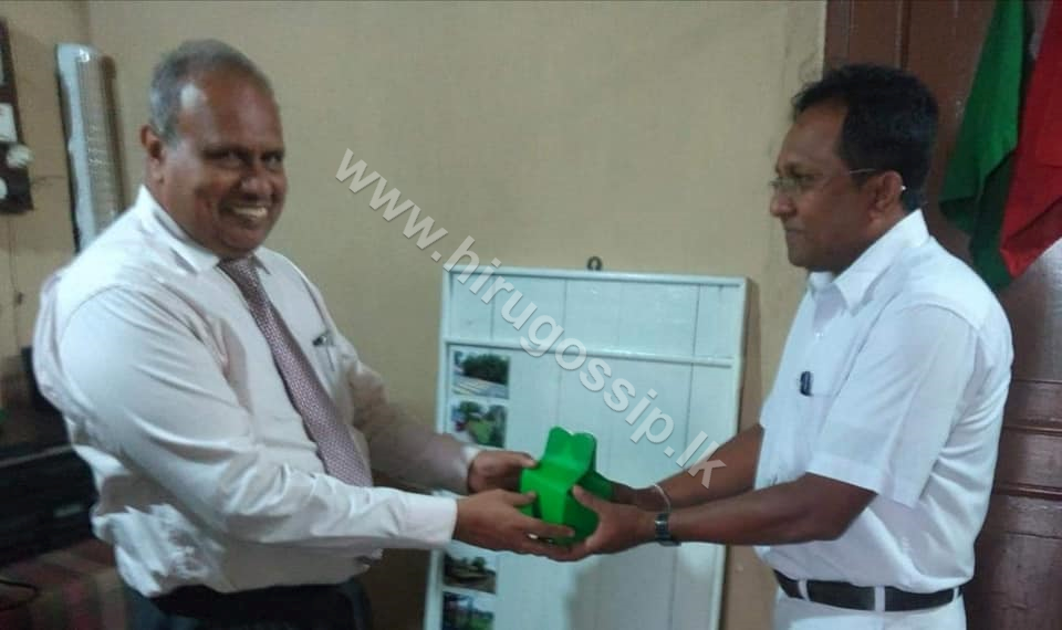 "මල්පැළ උගුල්ලා දැමීමෙන්, මල් පෝච්චි කඩමින්, කුණු ගෙනැවිත් දමමින් මා හට ...