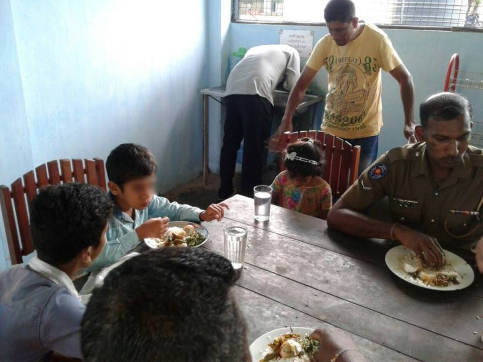 කුසට අහරක් ඉල්ලා පොලීසියට පැමිණි දරුවන් තුන් දෙනෙකුගේ අනුවේදනීය කතාව ...
