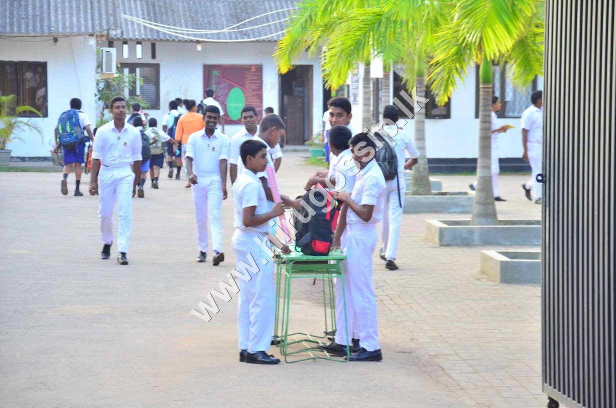 ගුරුවරු සේවයට.. සිසුන් පාසැලට.. ගුරු වැඩ වර්ජනය ගැන අධ්‍යාපන ඇමති කියූ ...