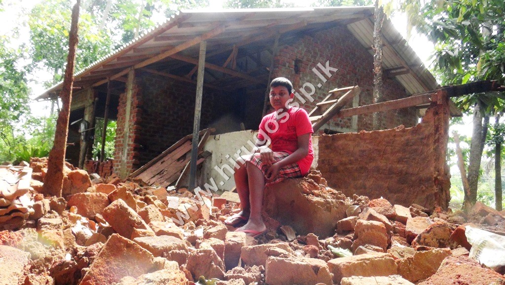 දරුණු රෝගයක් නිසා එක්තැන්වී සිටින මව පණ මෙන් රැක බලා ගන්නා පුංචි බෝසත් ...