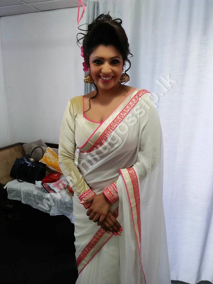 තමන්ගේ වියදමින් හැම පෝයටම වීදි සුනඛයින්ගේ කුසගින්න නිවන්න වෙහෙසෙන ...