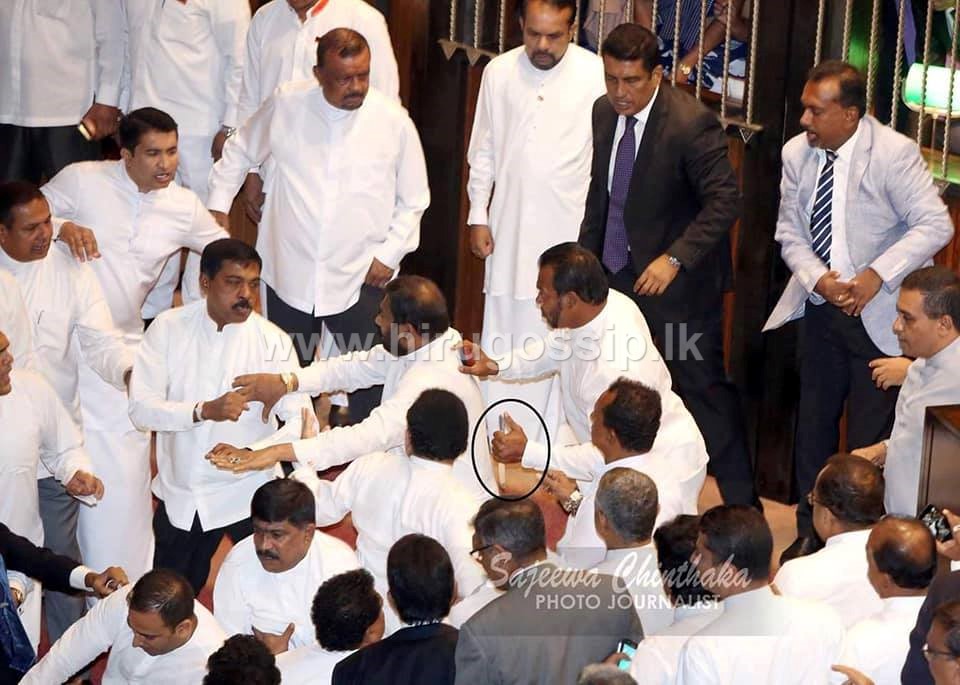 එජාප මන්ත්‍රී තෙවරප්පෙරුම පිහියක් රැගෙන පාර්ලිමේන්තුවේ කළ සෙල්ලම ...