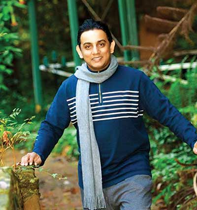 "අපේ විවාහය සිදුවුණු දවසේ නැකතට පෝරුවට නැග්ගා. මාල දැම්මා. මුදු දැම්මා ...