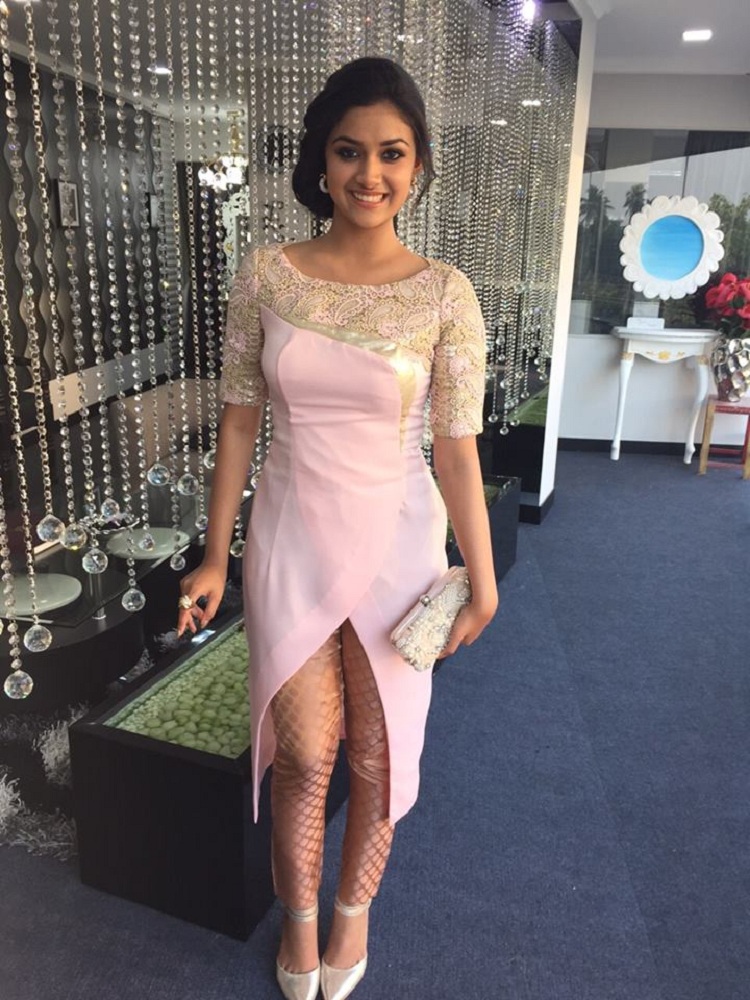 දකුණු ඉන්දීය සිනමාවෙන් බොලිවුඩයට එන්න හදන සුරූපී රංගන ශිල්පිනිය මෙන්න ...