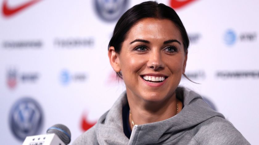 සුපිරි පාපන්දු ක්‍රීඩිකා Alex Morgan මව් පදවියට - Photos - Alex Morgan ...