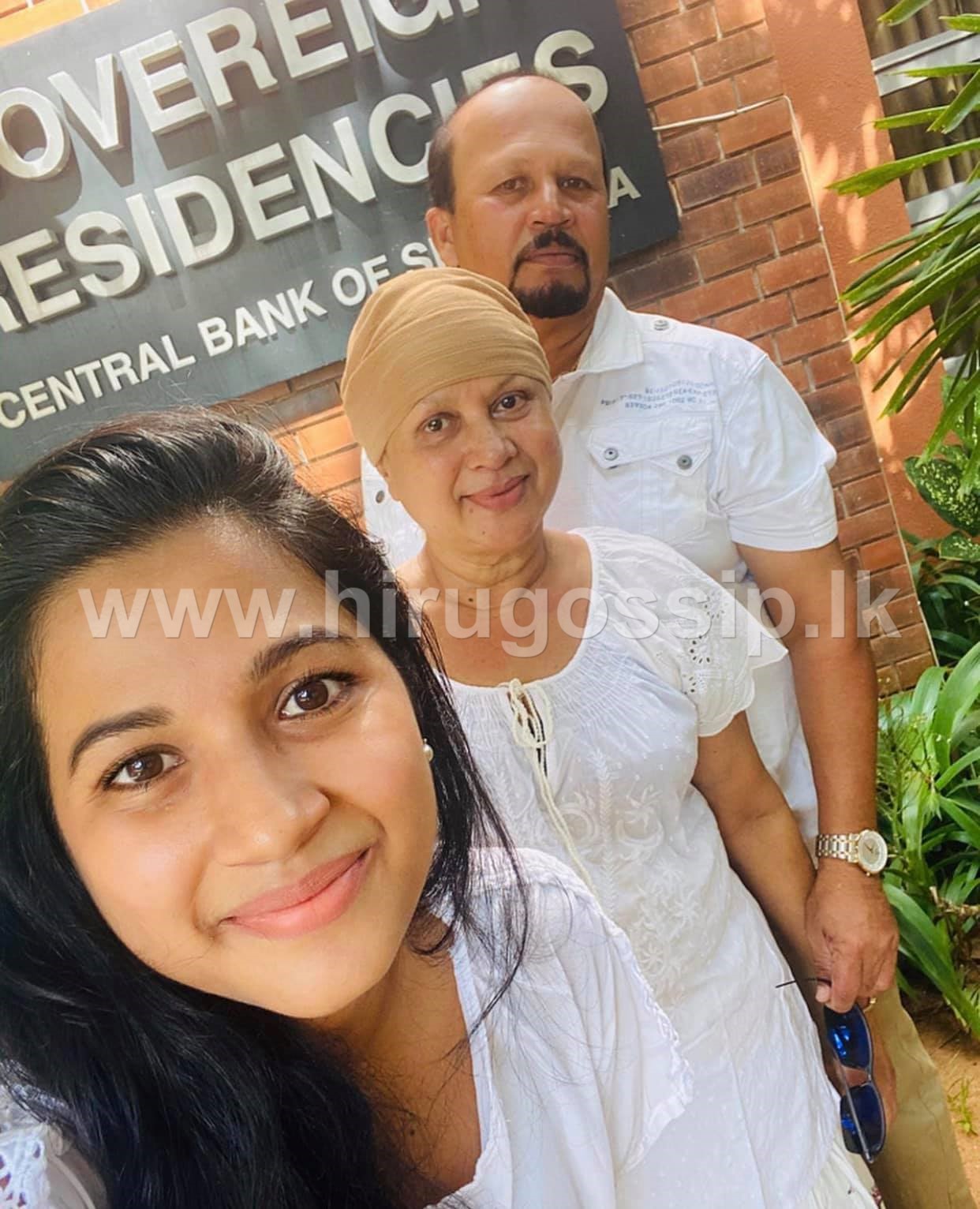පුංචි තිරයේ ආදරණීය අම්මා අසනීපයෙන්ද ? - දියණිය තිසුරි යුවනිකා මුහුණු ...