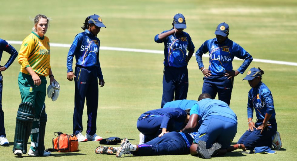පන්දුවක් හිසේ වැදී ශ්‍රී ලංකා කණ්ඩායමේ අචිනි කුලසූරිය ආබාධයට ලක්වෙයි ...