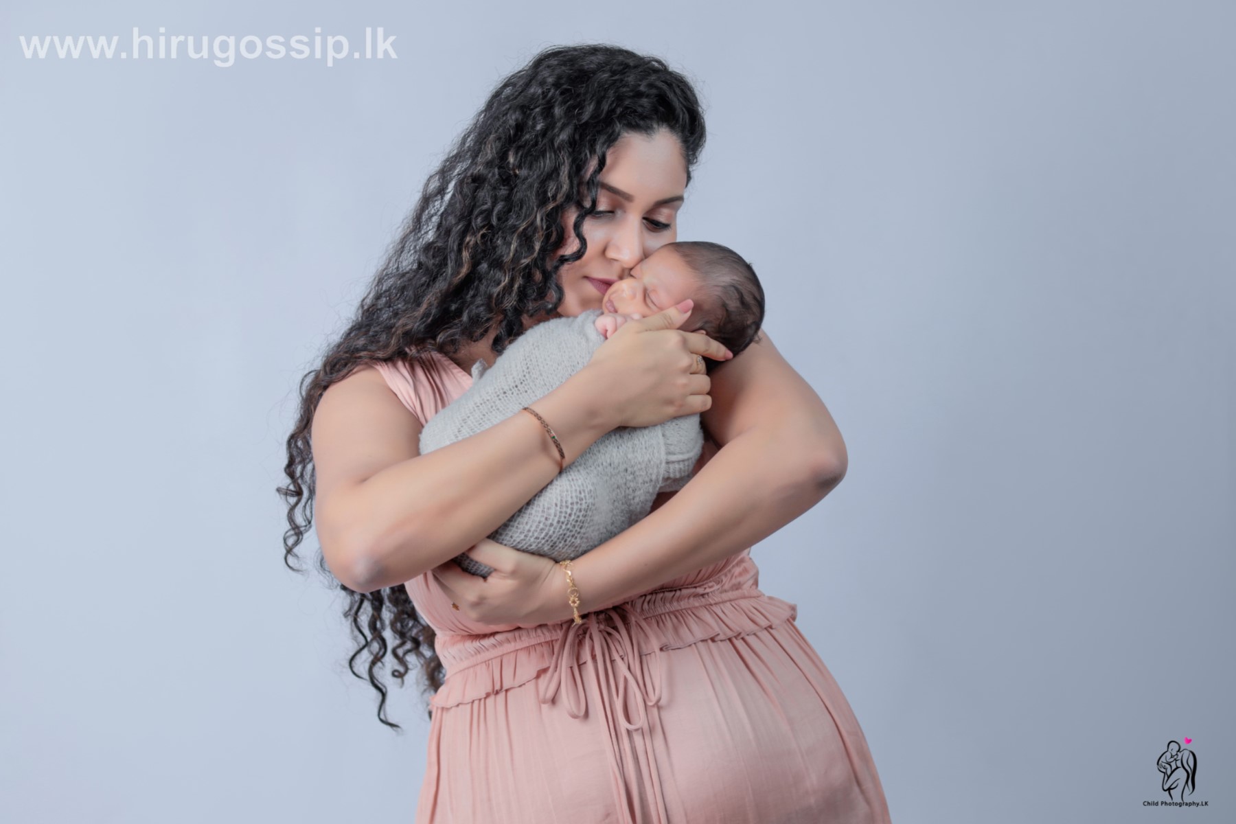 රංගන ශිල්පිනී තාරුකා වන්නිආරච්චිගේ ආදරණීය කැදැල්ලේ නවතම ඡායාරූප පෙළ ...