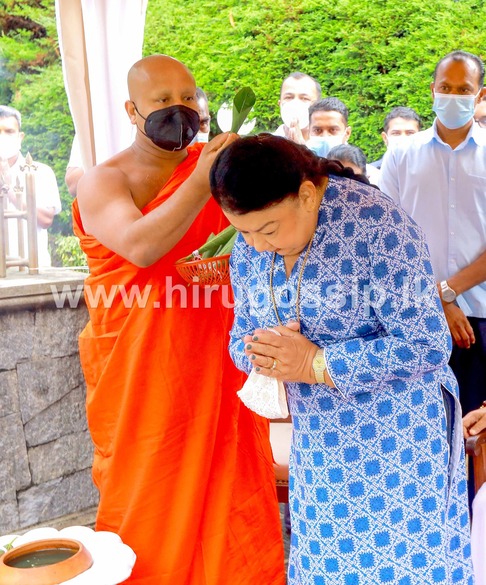 සිංහල හා දමිළ අලුත් අවුරුද්දේ හිස තෙල් ගෑමේ චාරිත්‍රයට අග්‍රාමාත්‍ය ...