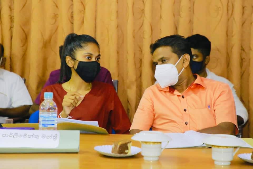 පියාගේ මන්ත්‍රී ධුරයේ වැඩ බලන සුරූපී දුව - Photos - Senali Jayasekara ...
