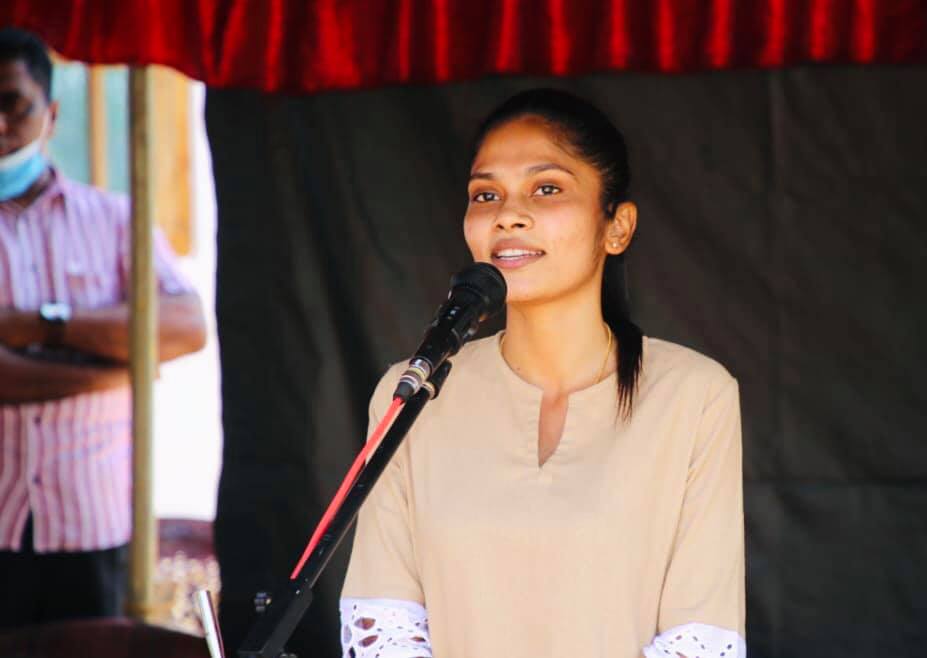 පියාගේ මන්ත්‍රී ධුරයේ වැඩ බලන සුරූපී දුව - Photos - Senali Jayasekara ...