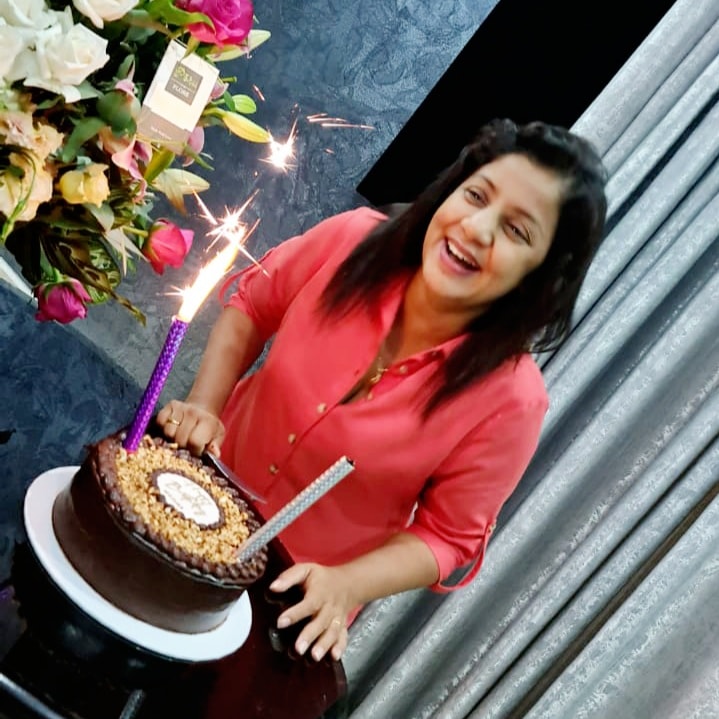 ජනප්‍රිය රංගන ශිල්පිනී නිමන්ති පෝරගේ උපන් දිනය සැමරූ හැටි මෙන්න ...