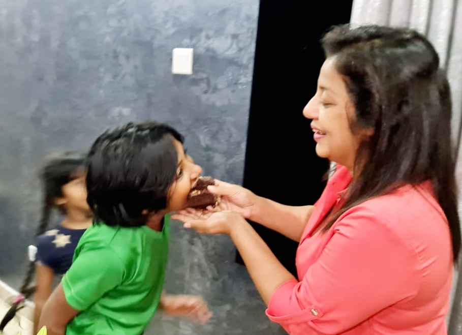 ජනප්‍රිය රංගන ශිල්පිනී නිමන්ති පෝරගේ උපන් දිනය සැමරූ හැටි මෙන්න ...