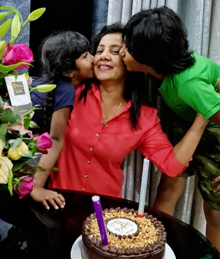ජනප්‍රිය රංගන ශිල්පිනී නිමන්ති පෝරගේ උපන් දිනය සැමරූ හැටි මෙන්න ...