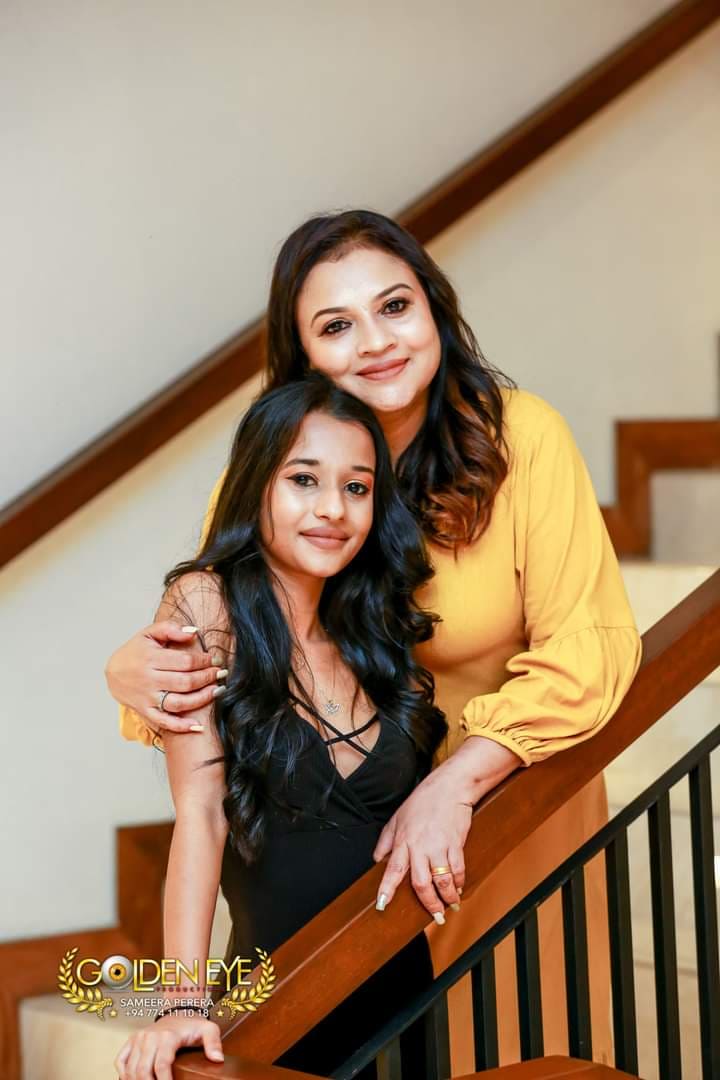 සේමිණි ඉද්දමල්ගොඩ කලාකරුවන් පිරිවරාගෙන 27 වැනි විවාහ සංවත්සර සැමරූ හැටි ...