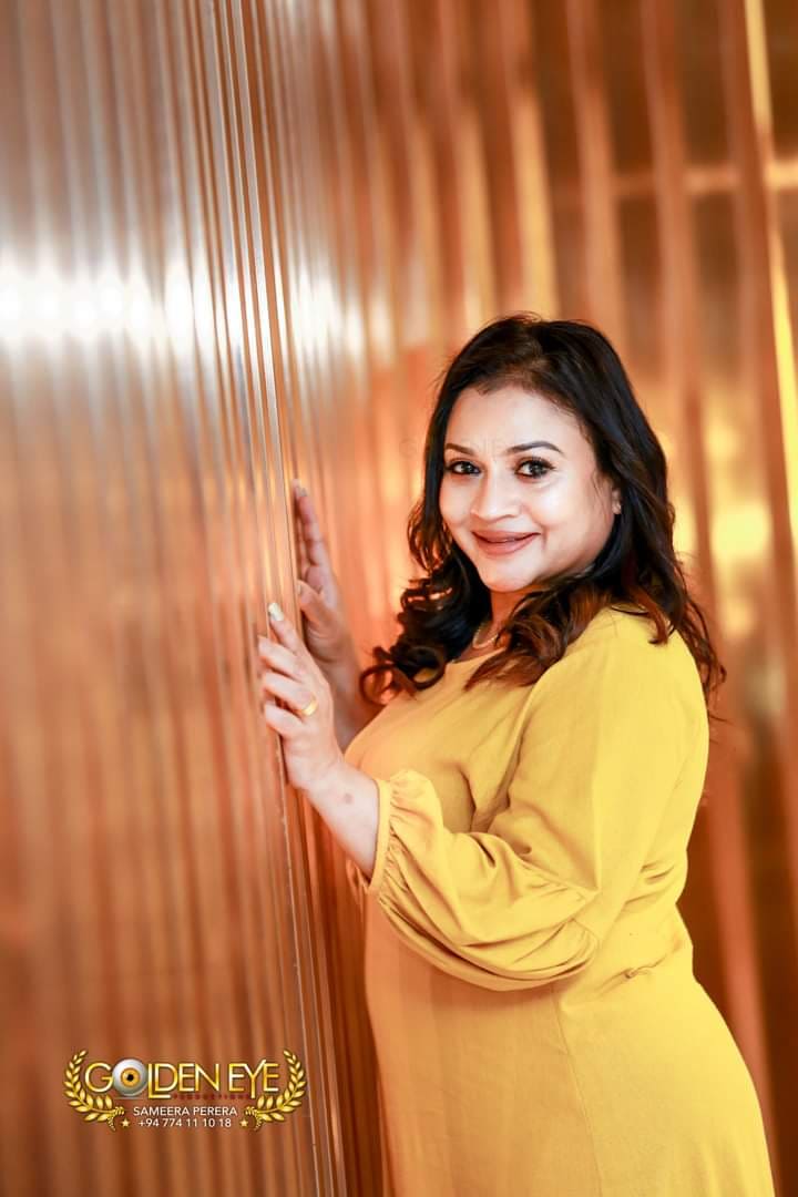 සේමිණි ඉද්දමල්ගොඩ කලාකරුවන් පිරිවරාගෙන 27 වැනි විවාහ සංවත්සර සැමරූ හැටි ...