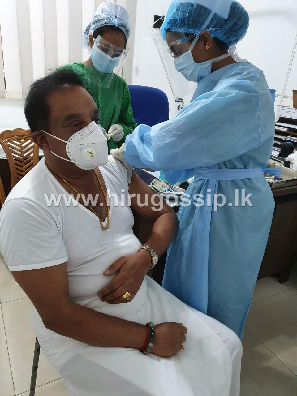 වනජීවී සහ වන සංරක්ෂණ ඇමති සී.බී. රත්නායක කොරෝනා එන්නත විදගනී - C B ...