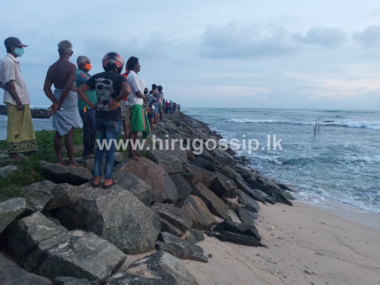 මිතුරන් බලා සිටියදීම මුහුදේ දිය නාමින් සිටි ඉමදූවේ තරුණයෙක් දියේ ගිලී ...