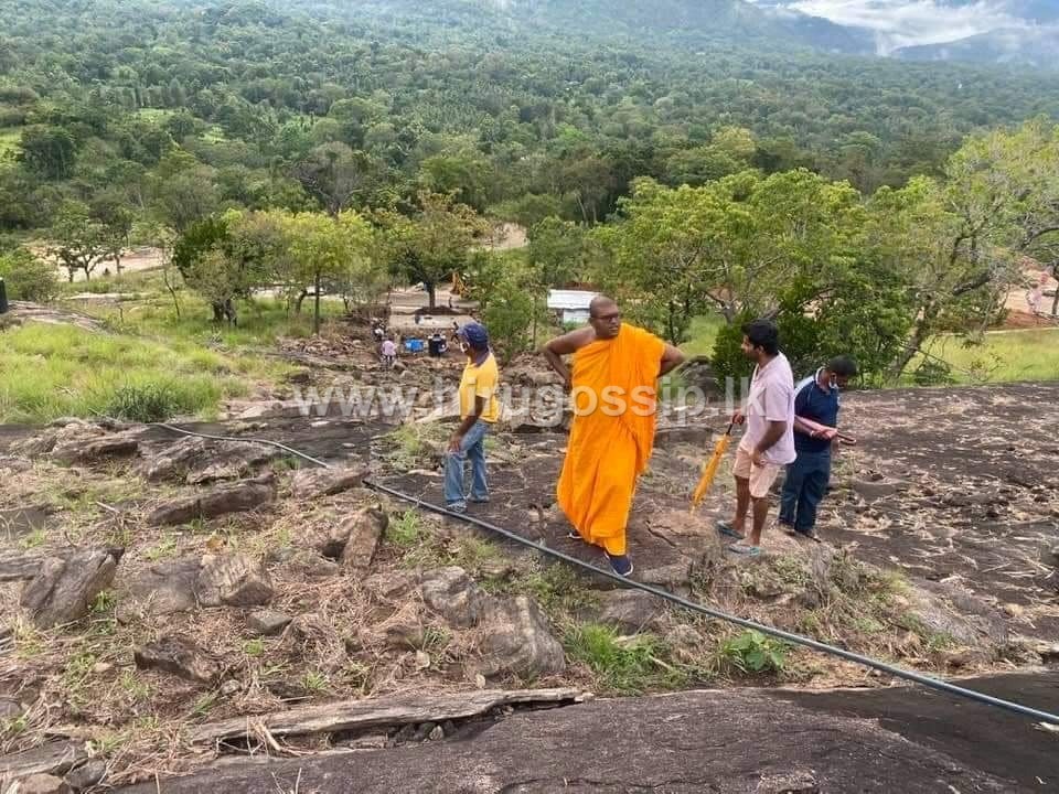 "මගේ සපත්තු දෙක කවුරුත් ඔළුවේ පළඳින්න එපා.." නෙල්ලිගල හාමදුරුවන්ගේ ...