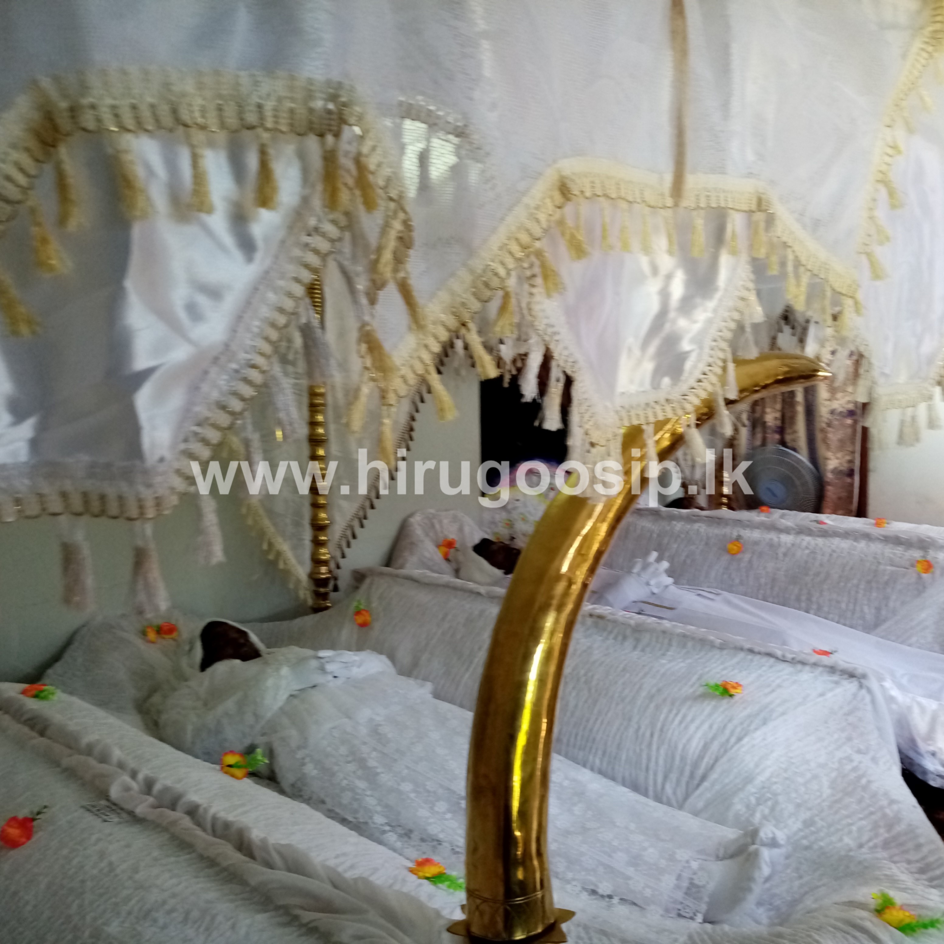 රටක් හඬවමින් පස් කන්දට යට වූ දෙවනගල පවුලේ අයගේ අවසන් කටයුතුවලට විශාල ...