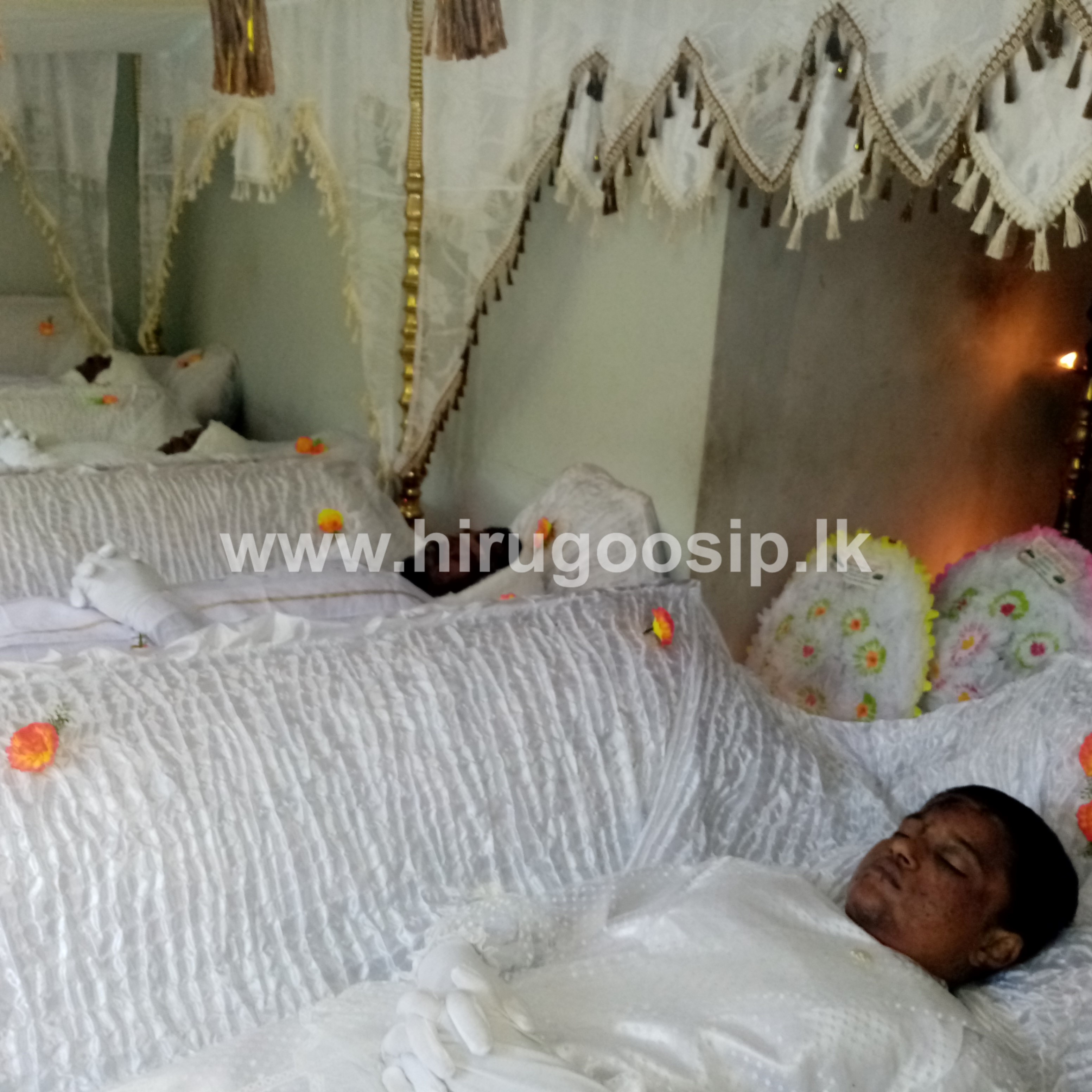 රටක් හඬවමින් පස් කන්දට යට වූ දෙවනගල පවුලේ අයගේ අවසන් කටයුතුවලට විශාල ...