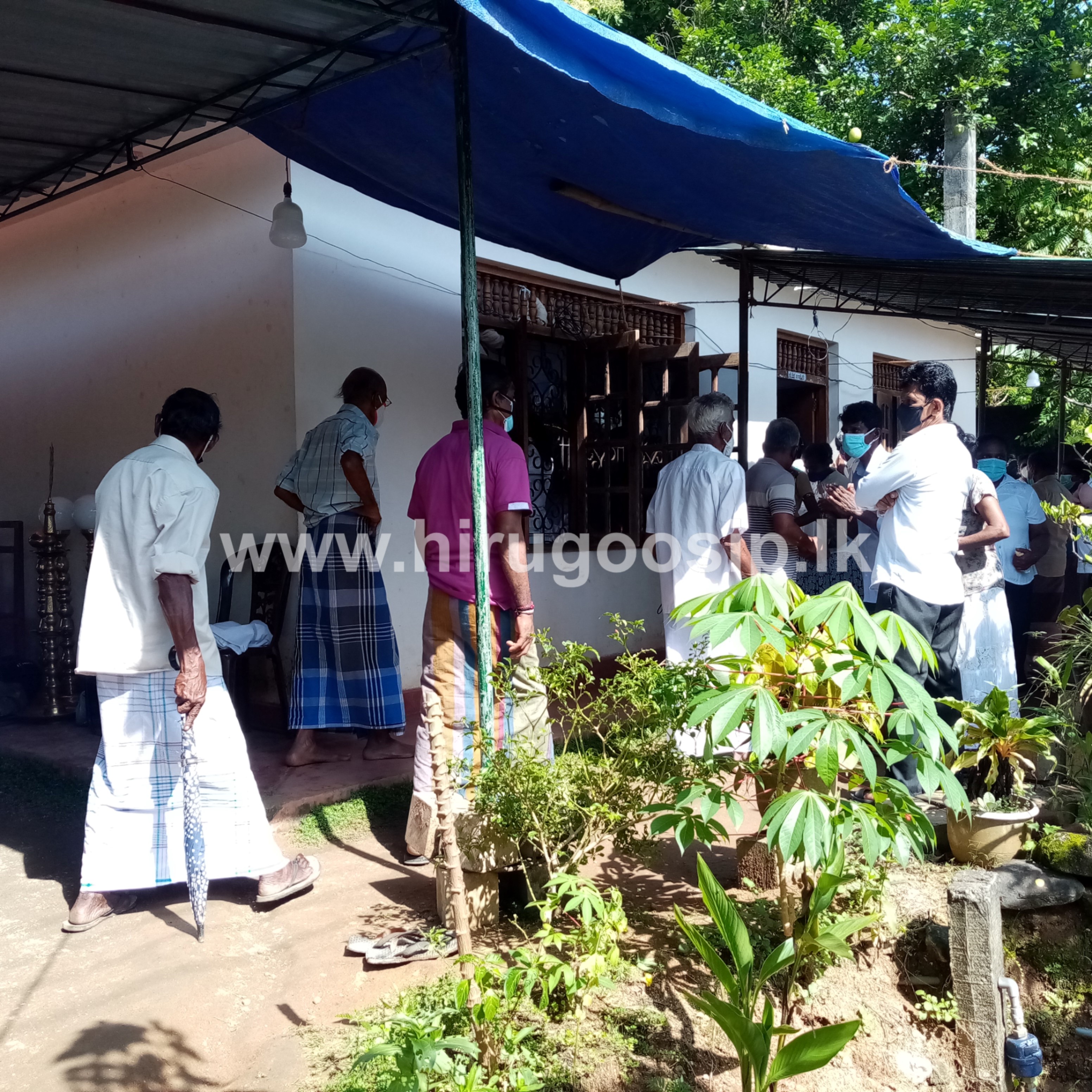 රටක් හඬවමින් පස් කන්දට යට වූ දෙවනගල පවුලේ අයගේ අවසන් කටයුතුවලට විශාල ...