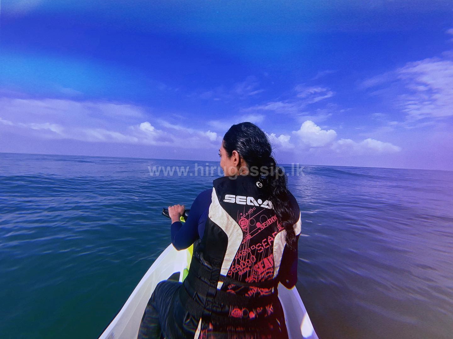 මහ මුහුදේ අඩනිරුවතින් රැඟූ යුරේනි නොෂිකාගේ වීඩියෝවක්, බුකිය කළඹමින් ...