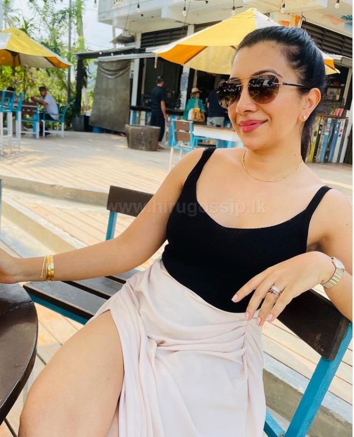 මෙන්න මෙන්න ! දැක්කද?” - සචිනි අයේන්ද්‍රා නේද මේ ලොරියක මහා විශාලවට ඉන්නේ ? ඡායාරූප පෙළක් එළියට ...