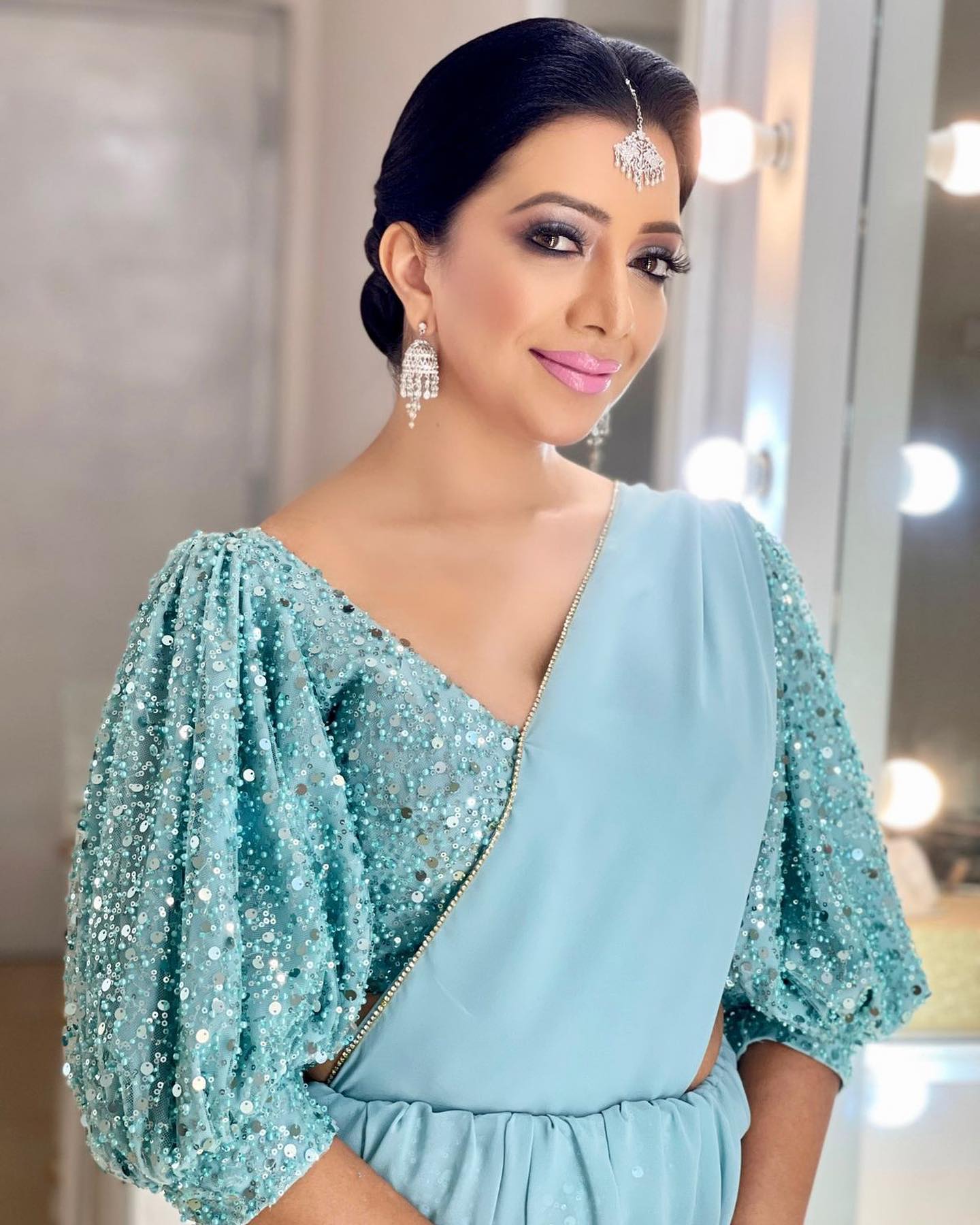 "අවුරුදු ගාණකට පස්සේ කැන්ඩියන් අඳිනවා..." දැක්ක හැටියේම හිත ඇදිලා යන ...