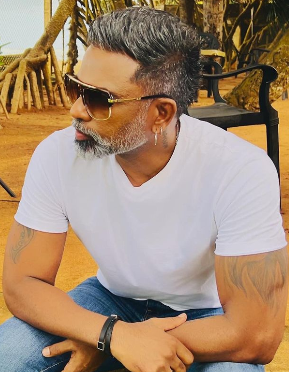 "බාධක ගල් මුල් තව ආවට කිම - නුඹ මෙන් තුන් දරු සවියකි සැම, නොසැලෙන ආදර ...