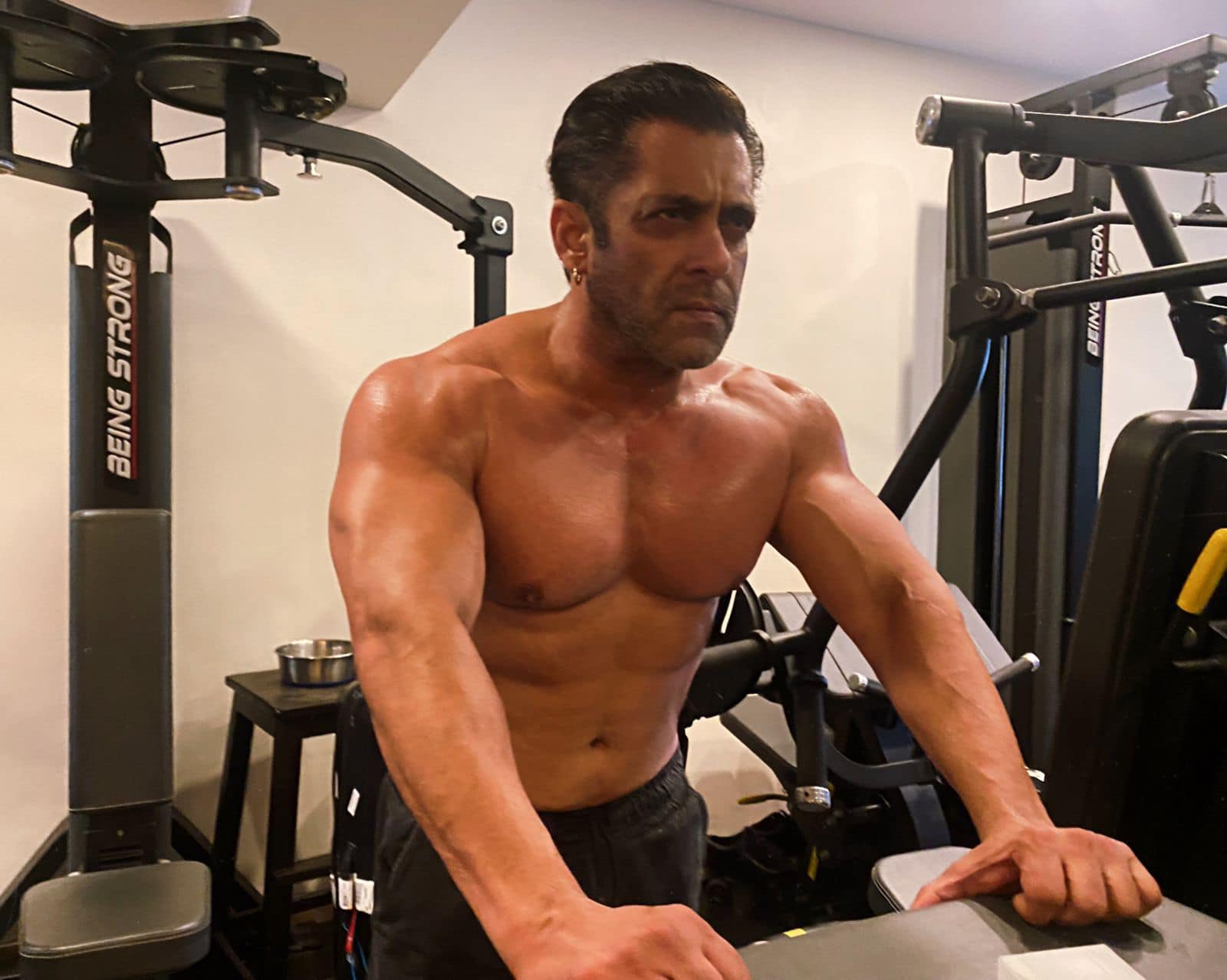 කොච්චර වයසට ගියත් එයා තමයි බොලිවුඩ්වල Bodybuilder... 57ක් වයසක්ද සල්මන් ...