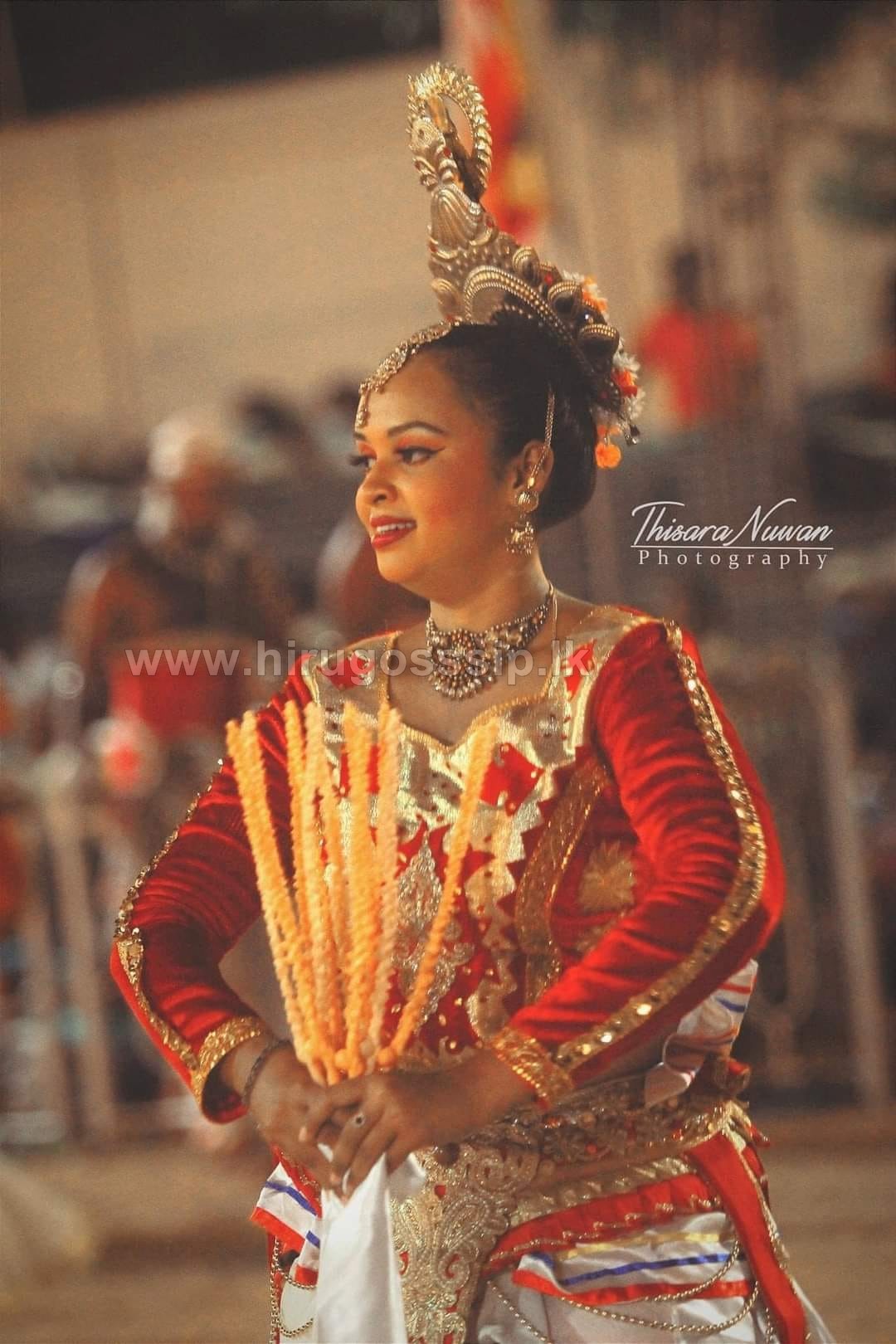 පෙරහර ඉවරයි ! හැබැයි හිටියේ අලි ඇත්තු විතරක් නෙවෙයි..” - බුකියම කතා කරන ...