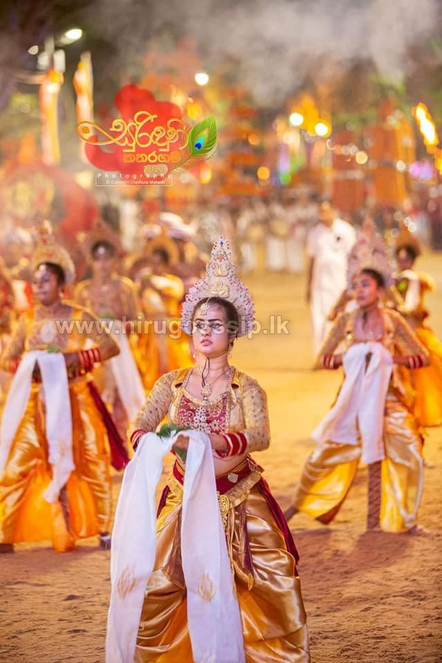 පෙරහර ඉවරයි ! හැබැයි හිටියේ අලි ඇත්තු විතරක් නෙවෙයි..” - බුකියම කතා කරන ...