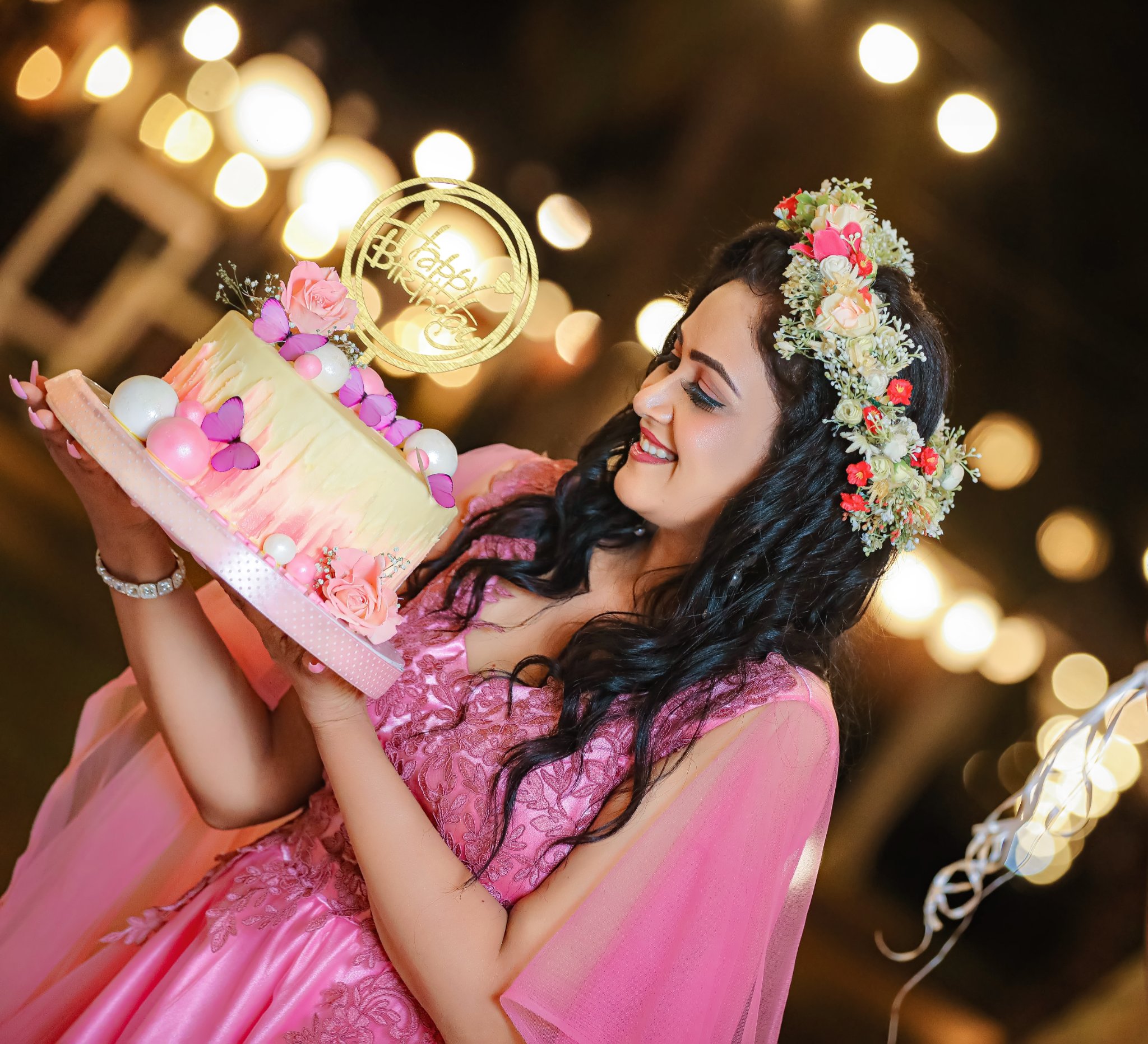 ආදරේම අයව තුරුළු කරගෙන, කුමාරිකාවක් වගේ සැරසිලා... උපන්දිනය සැමරූ අශිකා ...